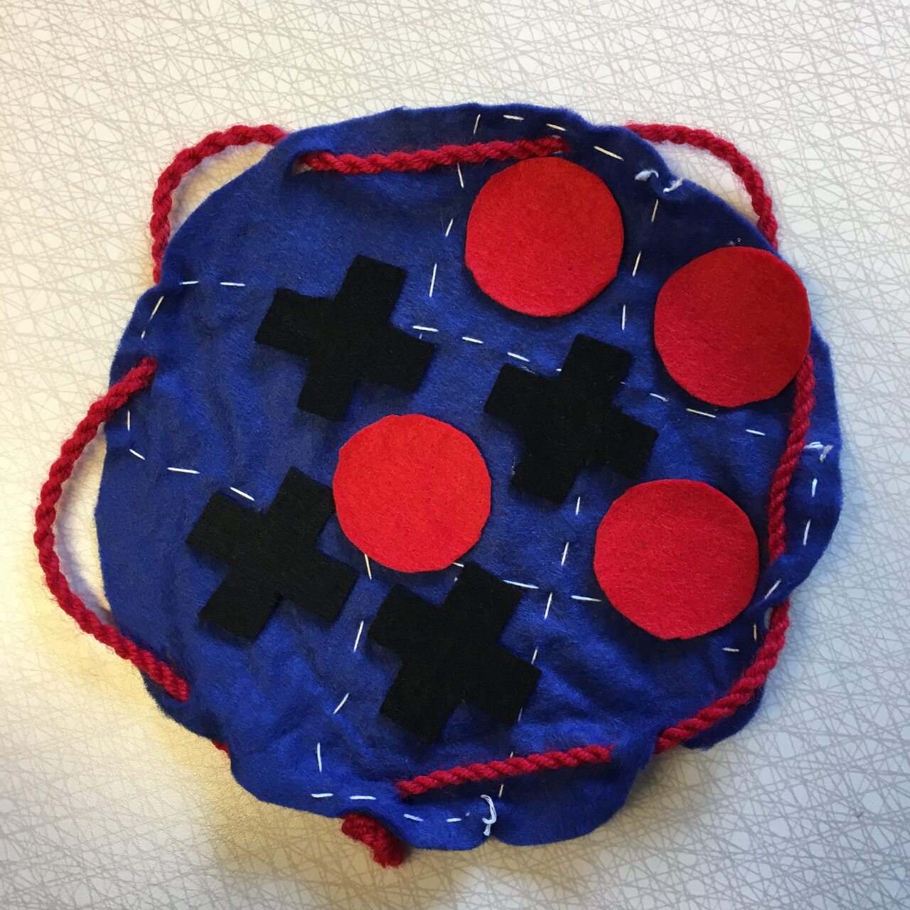 Skolbanken · Tre i rad spel - lär att klippa i tyg