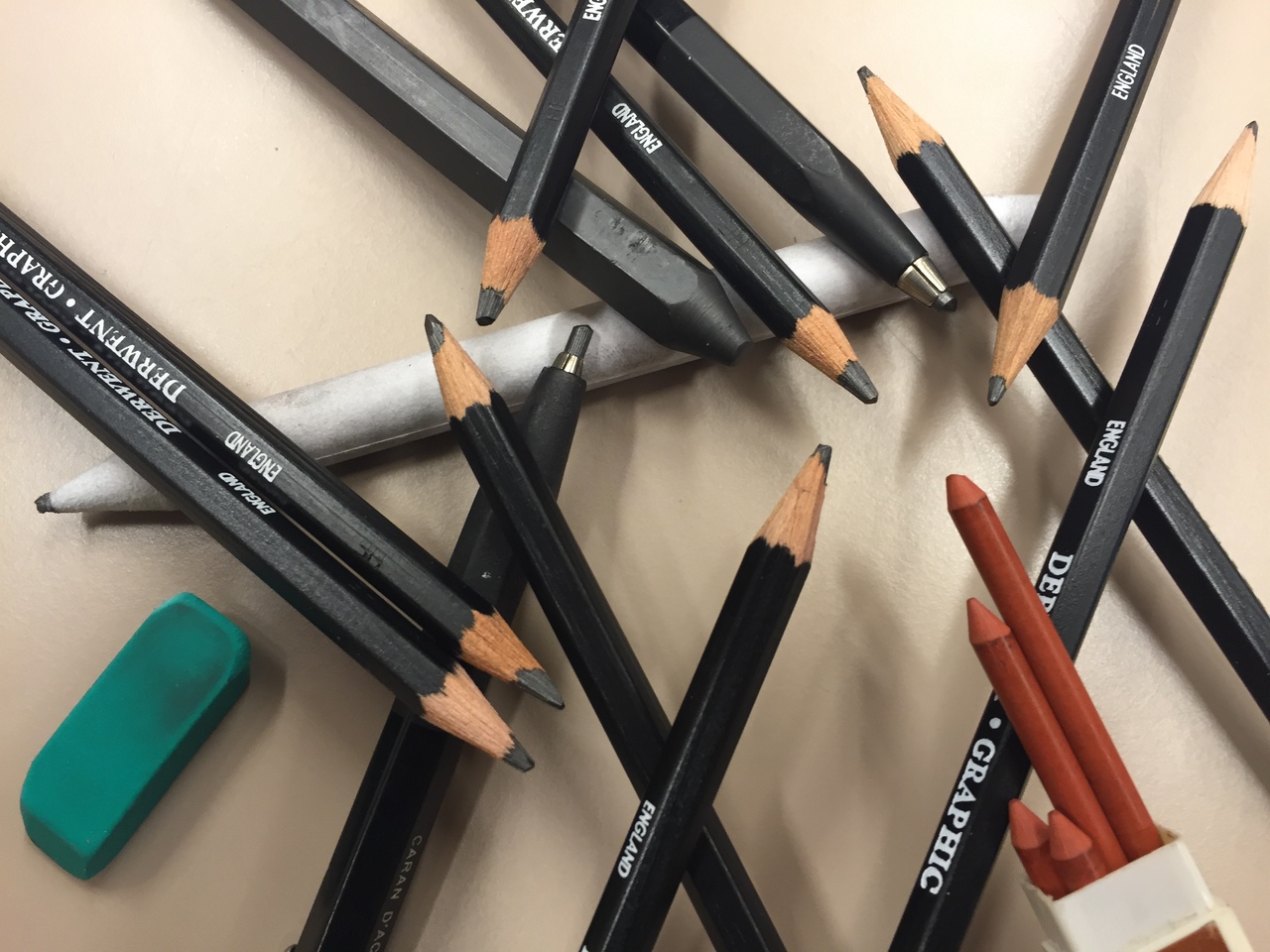 Skolbanken · Skissa och tona med blyerts