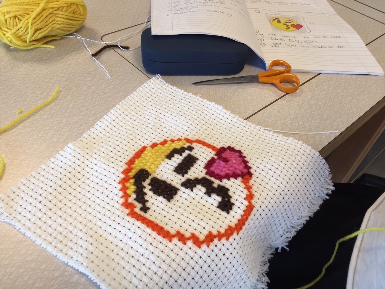 Skolbanken · Brodera korsstygn