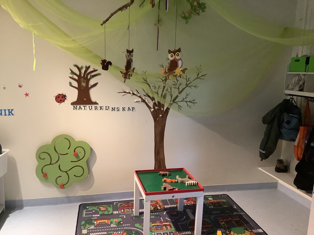 Skolbanken · Blomman Tema Skogen