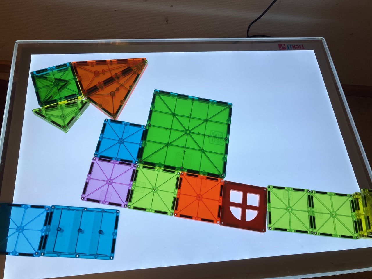 Skolbanken · Utforskande med ljusbord och magneter